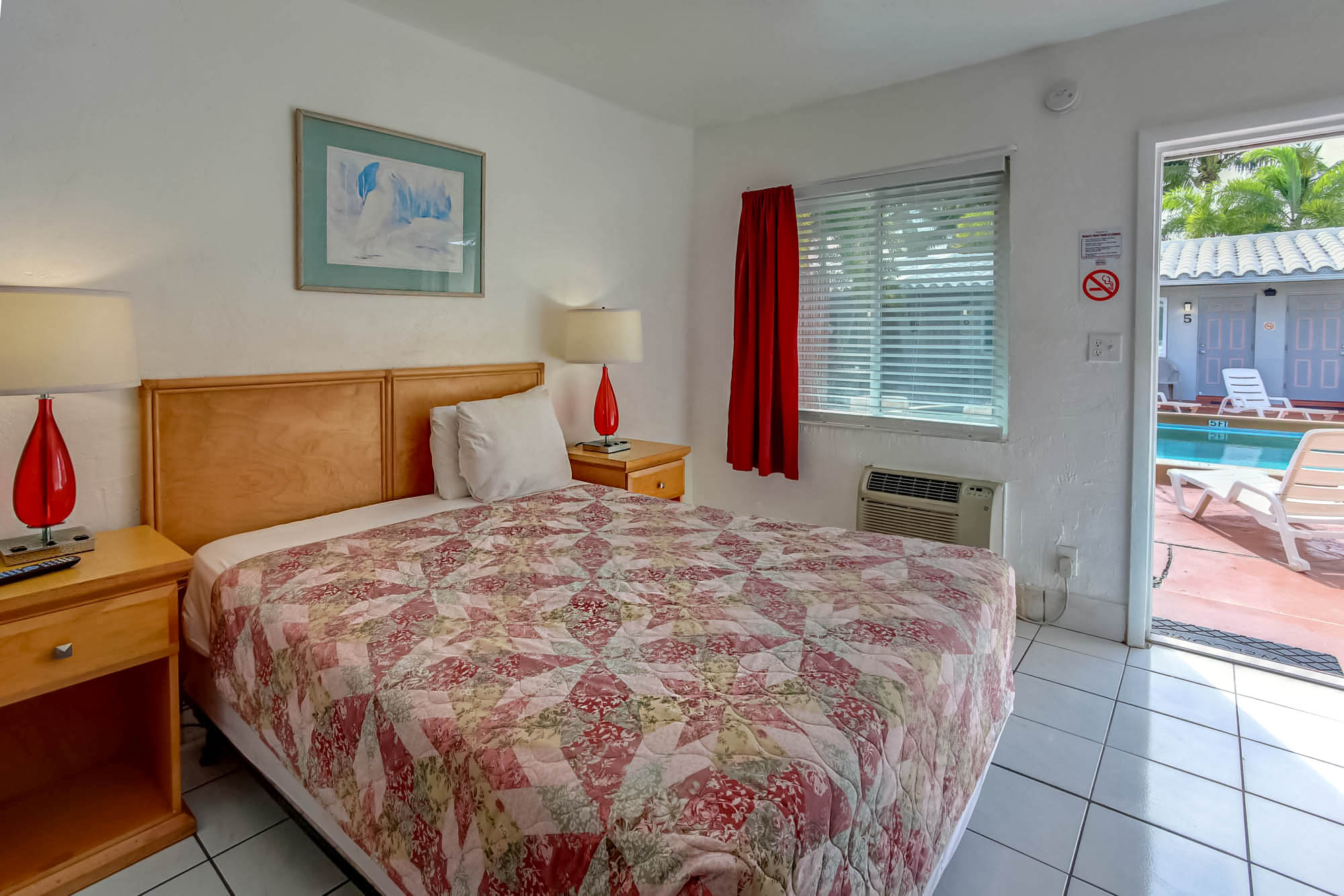 Regular motel room Poolside - Green Seas Motel